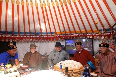 Ерөнхийлөгч Х Баттулга тод манлай уяач О Батбилэгийн галаар зочиллоо