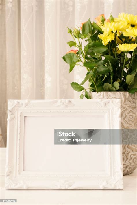 흰색 프레임 모의 Ups 디지털 형상 표시 이랑 바다 스타일 재고 사진 이랑 다채로운 데스크톱 모의 오렌지 장미와 노란 국화의 소박한 꽃병 흰색 배경 빈 자리 복사