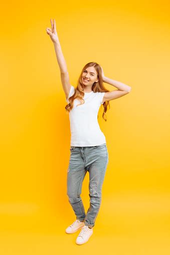 전체 길이 긍정적 인 소녀 노란 배경에 평화로운 몸짓 두 손가락을 보여줍니다 길이에 대한 스톡 사진 및 기타 이미지 길이 인사하기 전신 Istock