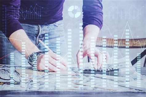 주식 시장 외환 차트와 함께 서 있고 투자를 계획하는 사람의 멀티 노출 개념에 대한 스톡 사진 및 기타 이미지 개념 거래자 계획 Istock