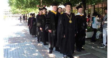 Президентът на АУБ Страци Кулински към абсолвенти Не губете връзка с нас