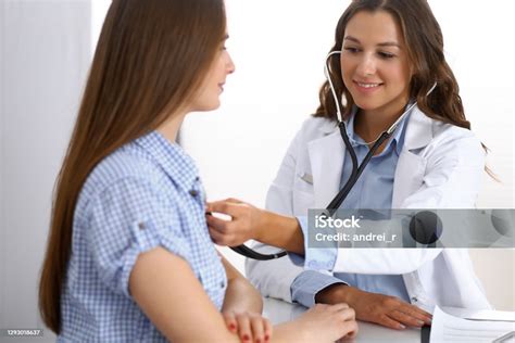 손에 청진기를 가진 닥터는 그녀의 여성 환자를 검사합니다 건강 관리 심장 학 및 의학 개념 건강 진단에 대한 스톡 사진 및 기타 이미지 Istock
