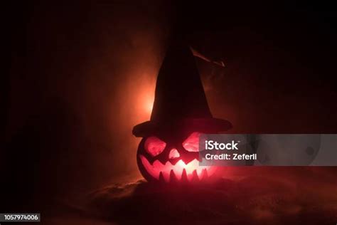 할로윈 개념입니다 잭오랜 턴 미소 그리고 파티 밤 무서운 눈 마녀 모자에 진한 안개 배경에서 무서운 호박의 보기를 닫습니다 선택적 초점입니다 0명에 대한 스톡 사진 및 기타