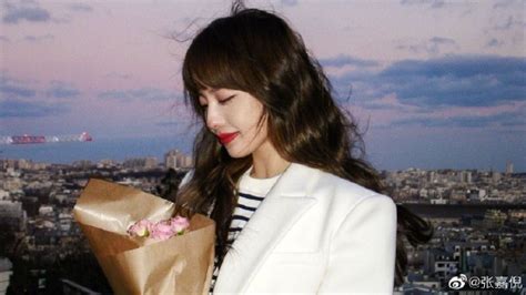 张嘉倪分享巴黎户外随拍 白色西装手捧玫瑰花演绎法式浪漫手机新浪网