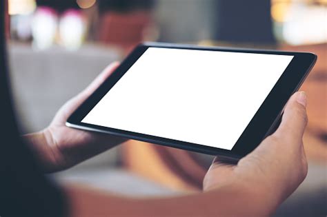 나무 카페에 텅 빈 흰 스크린 블랙 태블릿 Pc를 들고 여자의 손 이랑 이미지 태블릿에 대한 스톡 사진 및 기타 이미지 태블릿 컴퓨터 모니터 편안한 Istock