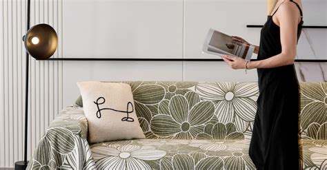 가구 거주 공간 검정 드레스 깨끗한 라인 독서하는 라이프스타일 램프 램프 표시 등 럭셔리 매거진 미니멀리스트 디자인 베이지 톤 벽 장식 섬유 패턴