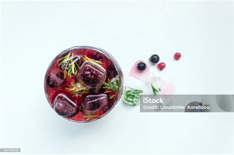 얼음 조각 에 냉동 딸기의 칵테일 여름 콜드 음료 상쾌입니다 선택적 초점입니다 공간에 복사 합니다 0명에 대한 스톡 사진 및 기타 이미지 Istock