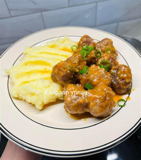 Хайраар урлав Оройн хоолонд соустай бөөрөнхий мах хийж