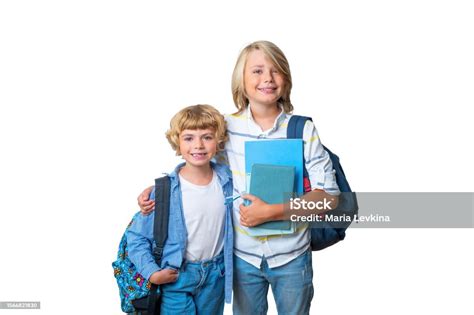 중학교 초등학교 웃는 십대 소년 소녀 배낭 Png 격리 된 흰색 배경 책을 들고 카메라를 보면서 빈 개념을 광고하기 위한 공간을 복사합니다 학교로 돌아 가기 어린 시절 교육