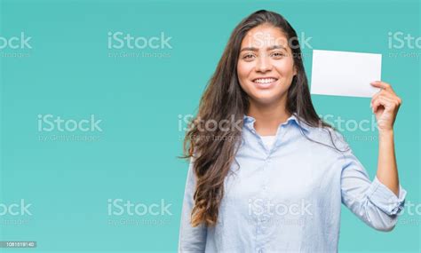 젊은 아랍 여 자가 서 이빨을 보여주는 자신감 미소로 웃 고 행복 한 얼굴로 고립 된 배경 위에 빈 카드를 들고 건강한 생활방식에 대한 스톡 사진 및 기타 이미지 Istock