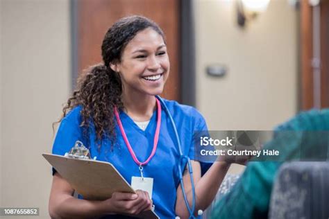 행복 한 젊은 간호사 병원 검사 실에서 환자와 진단에 대해 간호사에 대한 스톡 사진 및 기타 이미지 간호사 캔디드 아프리카계 미국 민족 Istock