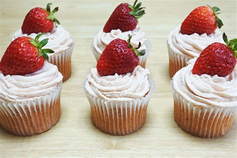 새콤달콤 딸기컵케이크 만들기