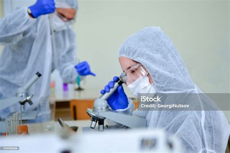 두 명의 실험실 조수가 암 상태를 가진 세포를 검사합니다 Dna에 대한 스톡 사진 및 기타 이미지 Dna Stem 주제 건강관리와 의술 Istock