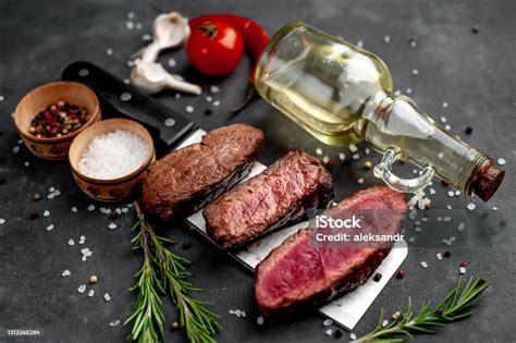 고기 칼에 쇠고기 고기 3 개 튀김 고기의 세 가지 유형 튀김 중간 잘 텍스트에 대한 복사 공간이있는 돌 배경에 0명에 대한 스톡 사진 및 기타 이미지 Istock