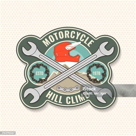 오토바이 언덕 오르기 로고 배지 스티커 벡터 오토바이 헬멧 체인 브레이크 디스크 및 렌치를 사용한 익스트림 스포츠 Motor Racing Event에 대한 스톡 벡터 아트