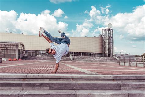 젊은 액티브 댄서점프 스포츠맨 도시 여름 브레이크 댄서 힙합 운동 현대 무용 청소년 라이프 스타일에 한 쪽 팔에 서 있다 거리 도시 피트니스 동기 부여 텍스트 복사를 위한