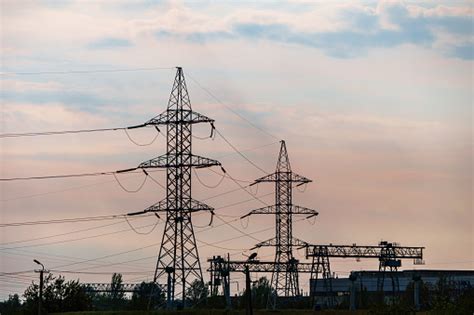 고전압 전기 전송 타워 전력선 및 변압기와 배전 전기 변전소 관세에 대한 스톡 사진 및 기타 이미지 관세 노랑 무역 Istock