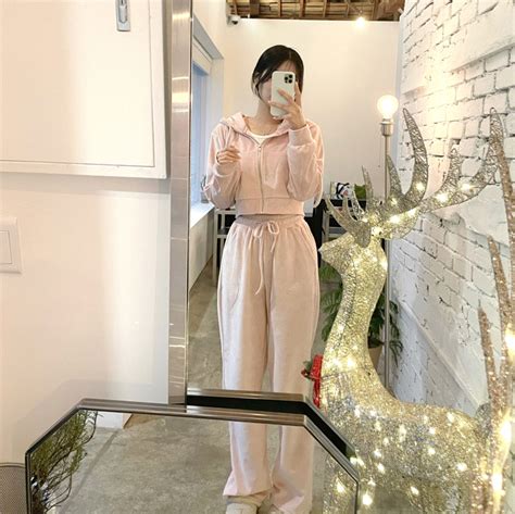 당일출고[벨벳소재 예쁜핏] 벨벳 트레이닝 후드집업 와이드팬츠 세트 에이블리