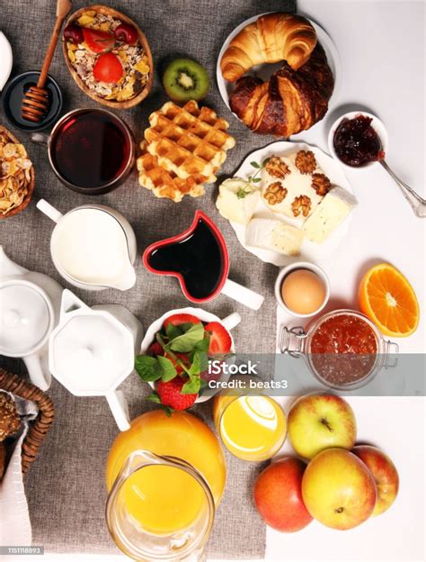 테이블에서 커피 오렌지 주스 과일 와플 및 크루아상으로 구성 된 거 대 한 건강식 아침 식사 좋은 아침 개념입니다 고급 호텔에