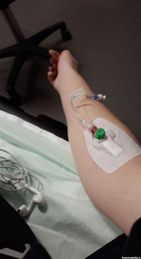 عکس دست دختر با لاک قرمز