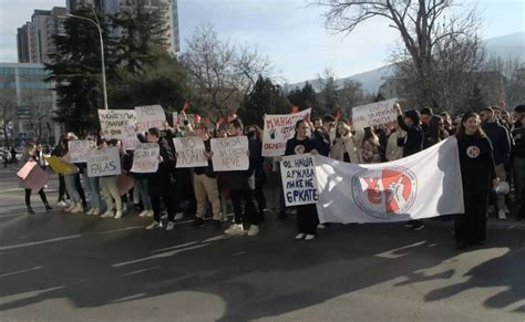 Студентски Протест Црвен Картон за Министерот Шаќири поради Доцнењето на Студентските Исплати