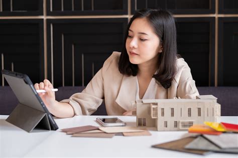쇼룸에서 재료 샘플 보드작업하는 건축가 또는 인테리어 디자이너 부동산 가정 장식의 사업 창의적인 사람들이 일터에서 일합니다 젊은 디자이너 여자 작업 색상 개념에 대한 스톡