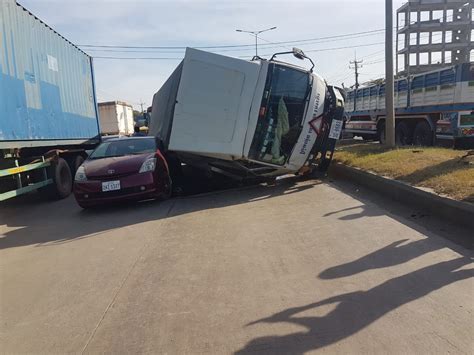 រថយន្តកូរ៉េឃ្លប់បើកឡើងខឿនក្រឡាប់សង្កត់លើរថយន្តព្រុសរងខូចខ្ទេចមួយកំណាត់ក្រោយ សារព័ត៌មាន នគរវត្ត