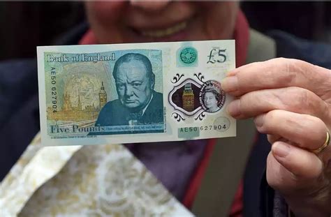 Βρετανία Αυτό είναι το νέο πλαστικό χαρτονόμισμα των 5 λιρών Enikonomia Gr