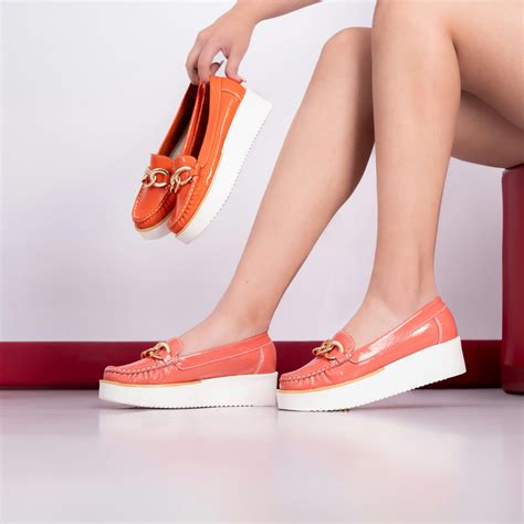 실내 가죽 가죽 모카신 고전적인 디자인 구두 패션 매끄러운 모델 모카신 발 부티크 사진 스마트 캐주얼 스타일 스타일리시한 시크한 신발 신발