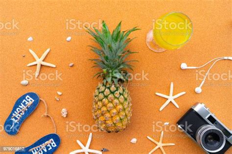 여름 개념 플랫 하다 열 대 과일 파인애플 모래 배경에 카메라와 여행 액세서리 포함 Copyspace 텍스트 또는 그래픽 추가 개인 장식품에 대한 스톡 사진 및 기타 이미지