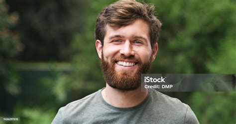 여름에 정글 자유 모험을 트레킹하는 나무가있는 자연의 숲에있는 남자의 행복한 얼굴의 초상화 하이킹 남성은 산책 탐험 및 하이킹을하는 동안 미소로 야외 활동을 즐깁니다 남자에