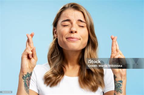 부드러운 웨이브 머리를 하고 눈을 감고 손가락을 교차시킨 채 서 있는 젊은 여자 25 29세에 대한 스톡 사진 및 기타 이미지 25 29세 T 셔츠 걱정하는 Istock