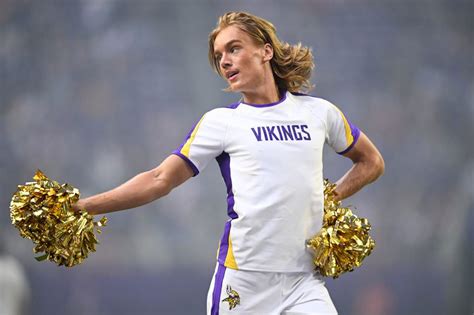 Minnesota Vikings Male Cheerleader Sends Pointed Six Word Response To