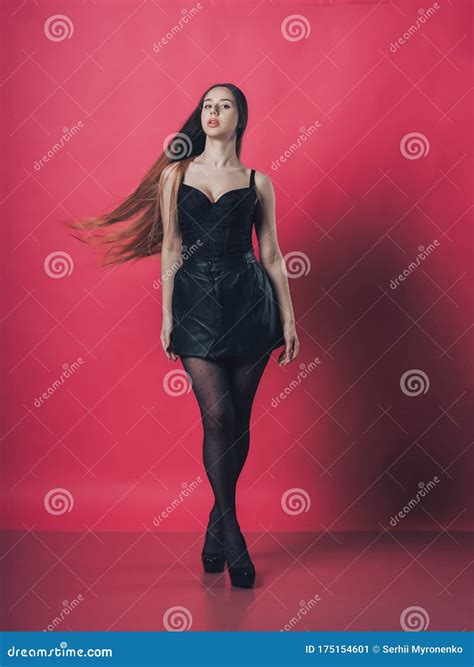 Brunette Sexy Girl De Fundo Rosa Imagem De Stock Imagem De Beleza Modelo 175154601