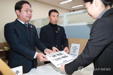 민주 내란 특검법·네번째 김건희 여사 특검법 발의