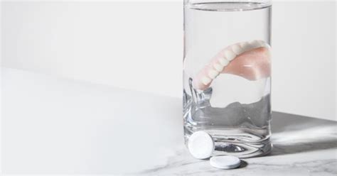 틀니 속 세균 폐렴까지 유발…예방 방법은