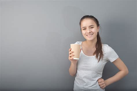 유리에 향기로운 커피 회색 배경에 뜨거운 음료를 마시는 젊은 여자 갈색에 대한 스톡 사진 및 기타 이미지 갈색 곡초류 귀여운 Istock