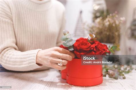 빨간 장미와 상자를 만드는 꽃집 꽃집 여자 꽃으로 모자 상자를 만드는 과정 가위에 대한 스톡 사진 및 기타 이미지 가위