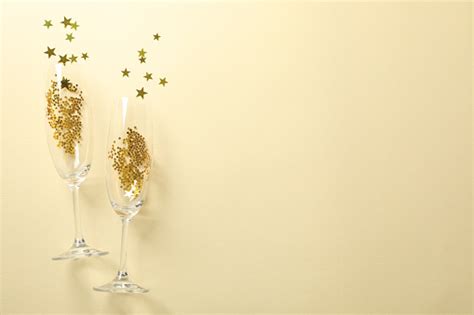 베이지 색 배경에 반짝이 샴페인 안경 텍스트를위한 공간 2020년에 대한 스톡 사진 및 기타 이미지 2020년 금 금속 노랑 Istock