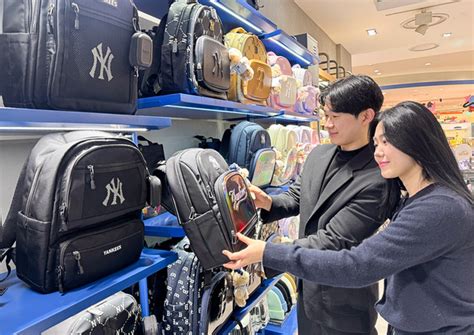 현대百 신학기 가방 준비하세요”키즈 백팩 프로모션 전개 브릿지경제