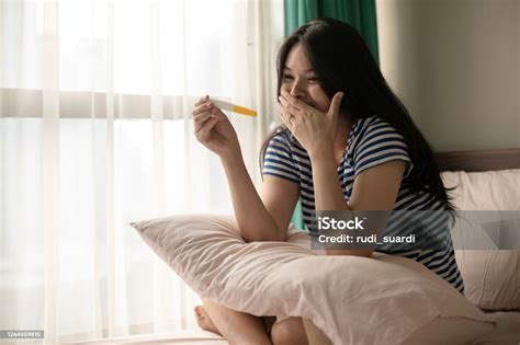 임신 양성 검사 결과를 들고 있는 아시아 여자 가정 생활에 대한 스톡 사진 및 기타 이미지 가정 생활 가정의 방 건강 검진 Istock