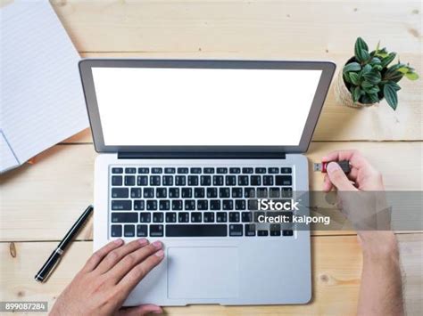 삽입 사용 하 고 나무 테이블 평면도에 컴퓨터 노트북 엄지 드라이브를 꺼내기 Usb 케이블에 대한 스톡 사진 및 기타 이미지 Usb 케이블 교환 네트워크 연결 플러그