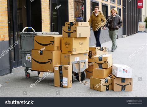 2 429 Imágenes De Amazon Parcel Box Imágenes Fotos Y Vectores De Stock Shutterstock