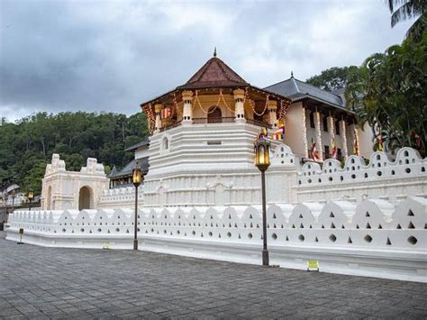 Enchanting Beauty Of Tooth Temple Kandy A Spiritual Journey Beautiful Architecture
