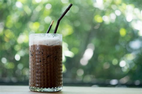 아이스 모카의 한 잔 커피 카페에서 유리 위에 우유 거품을 얹은 초콜릿 또는 코코아를 섞은 에스프레소 0명에 대한 스톡 사진 및