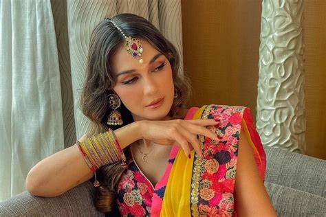 Biodata Luna Maya Lengkap Profil Artis Cantik Asal Bali Yang Diberi