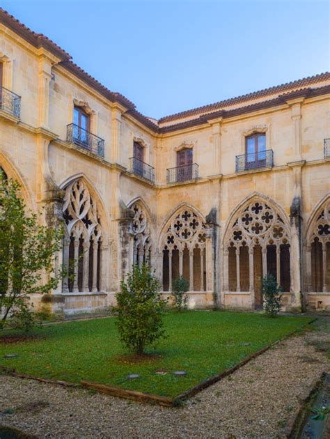 화려한 아치형 통로가 있는 스페인의 고딕 회랑 · 무료 스톡 사진