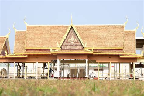 ព្រះពន្លានិងវាលព្រះស្រែនៃព្រះរាជពិធីបុណ្យច្រត់ព្រះនង្គ័លលេចរូបរៀងលើទឹកដ