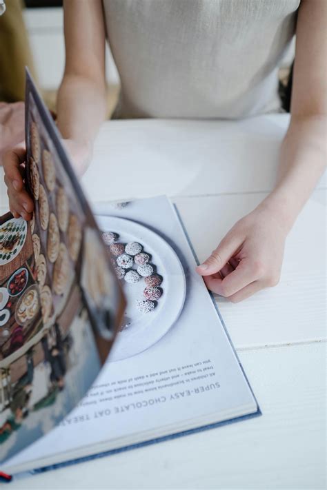 가정 생활 과일 과일 타르트 도마 독서하는 디저트 딸기 라이프스타일 러스틱 맛있는 목조 테이블 미식가