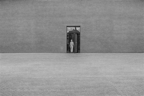 무료 이미지 빛 검정색과 흰색 건축물 사람들 목재 화이트 거리 조직 바닥 건물 벽 무늬 선 기하학 어둠 검은 단색화 가로 사진 윤곽